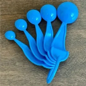 Tupperware | Kitchen | 5 Tupperware Blue Curved Handle Measuring Spoons ...
